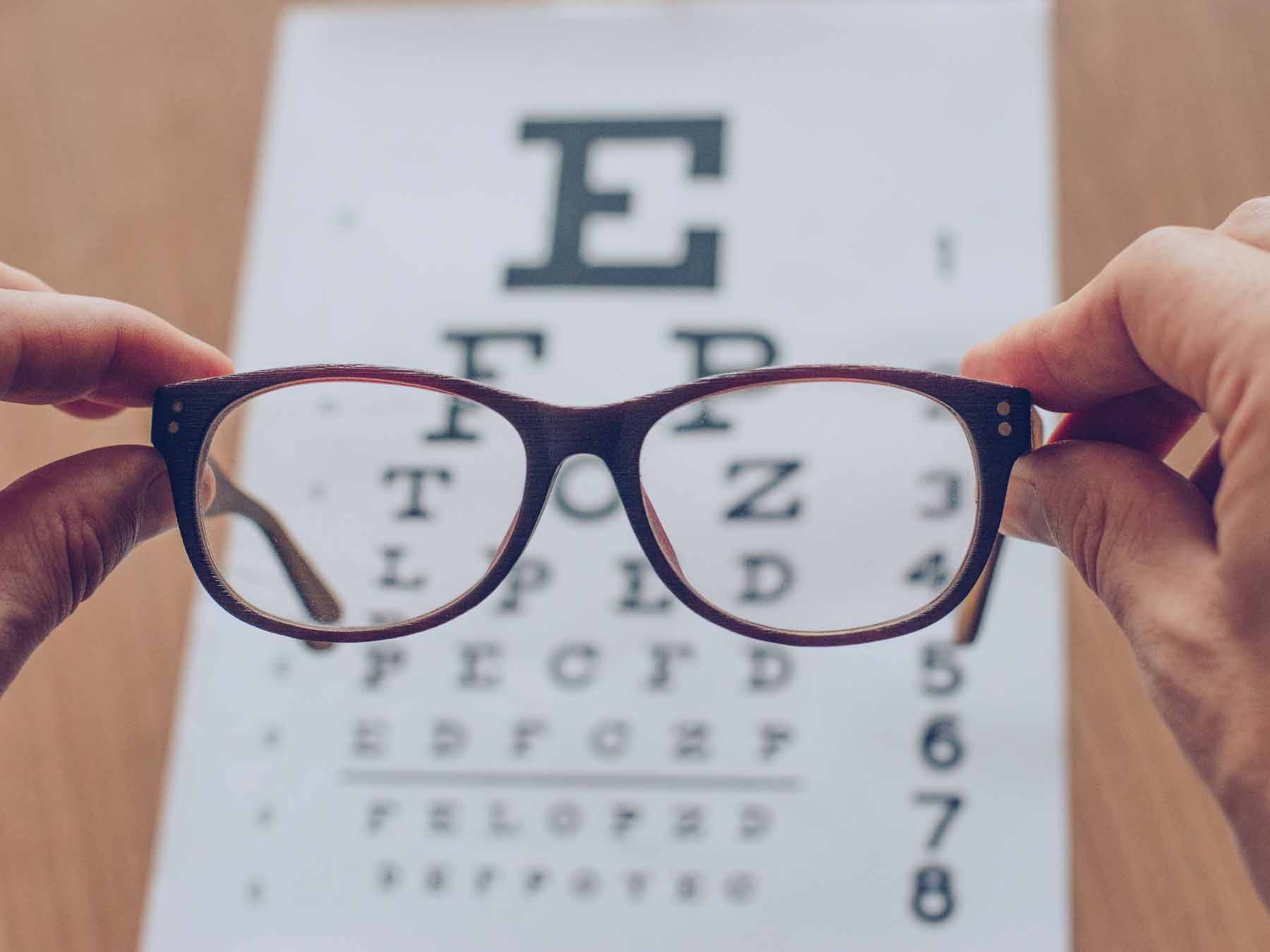 Dioptrija – razlika med kratkovidnostjo in daljnovidnostjo | Očesni ...